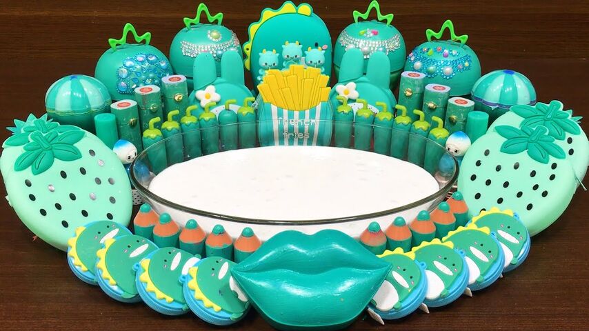 MINT Slime! Mixing Makeup, Glitter and More into Glossy Slime ...